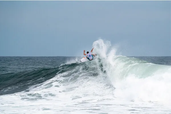 João Chianca avança e Filipe Toledo fora do ISA World Surfing Games ...